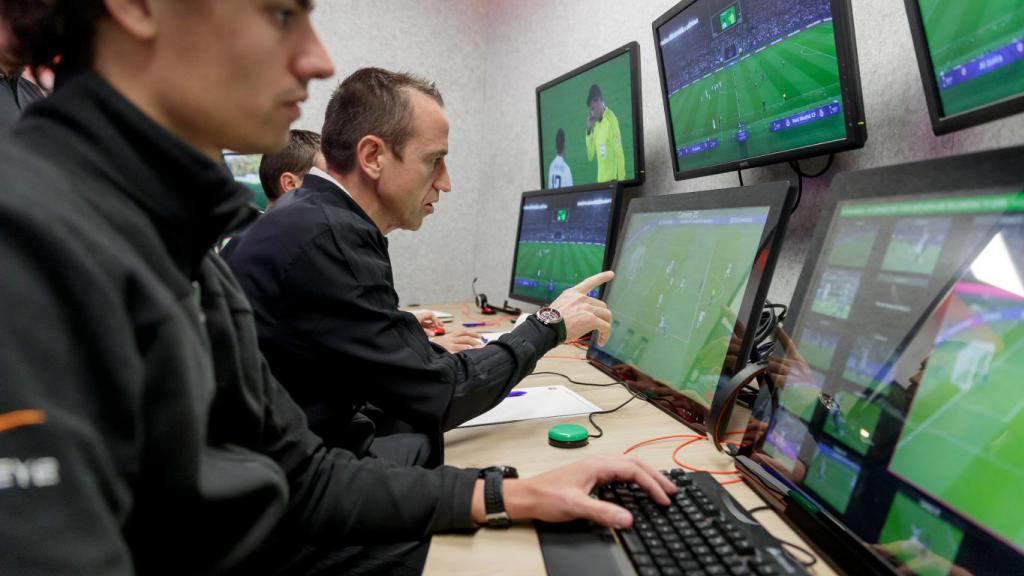 VAR training for UEFA referees at KNVB ARAG Replay Center | KNVB