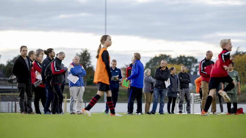 Voetbalcoach veldvoetbal opleidingen | KNVB