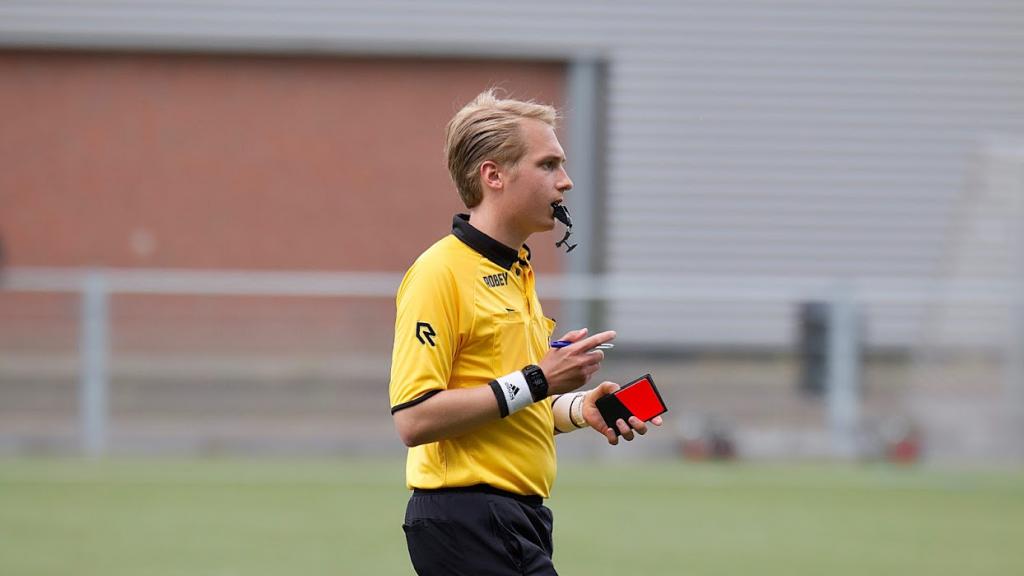 Jurian van der Tol fluit in de zaal en op het veld | KNVB