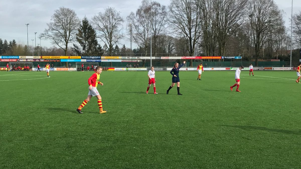 Zusjes Julia (18) en Romy (17) Vermeer: Fluitend naar de top | KNVB