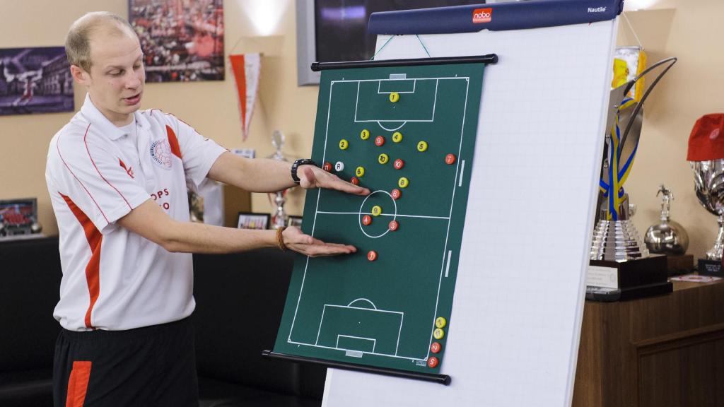 Voetbalcoach veldvoetbal opleidingen | KNVB