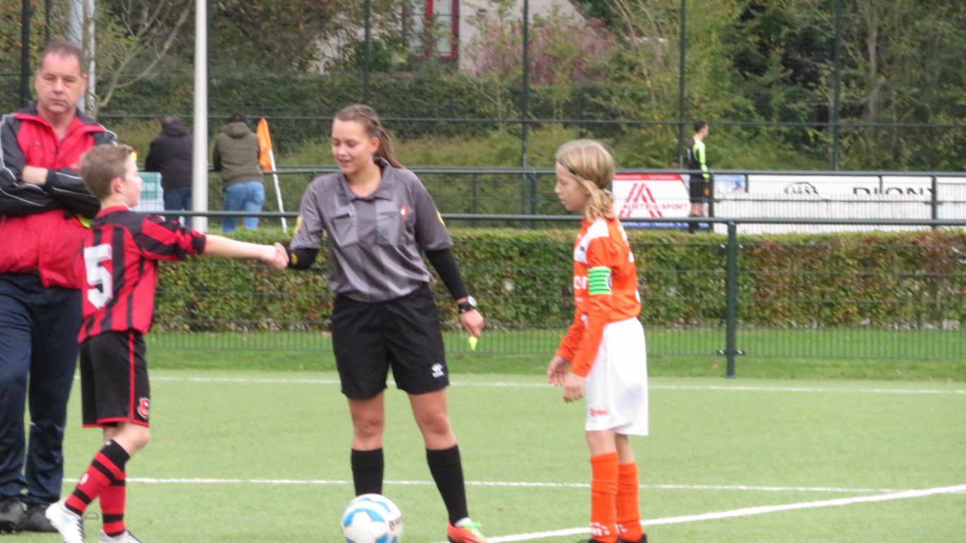 Zusjes Julia (18) en Romy (17) Vermeer: Fluitend naar de top | KNVB