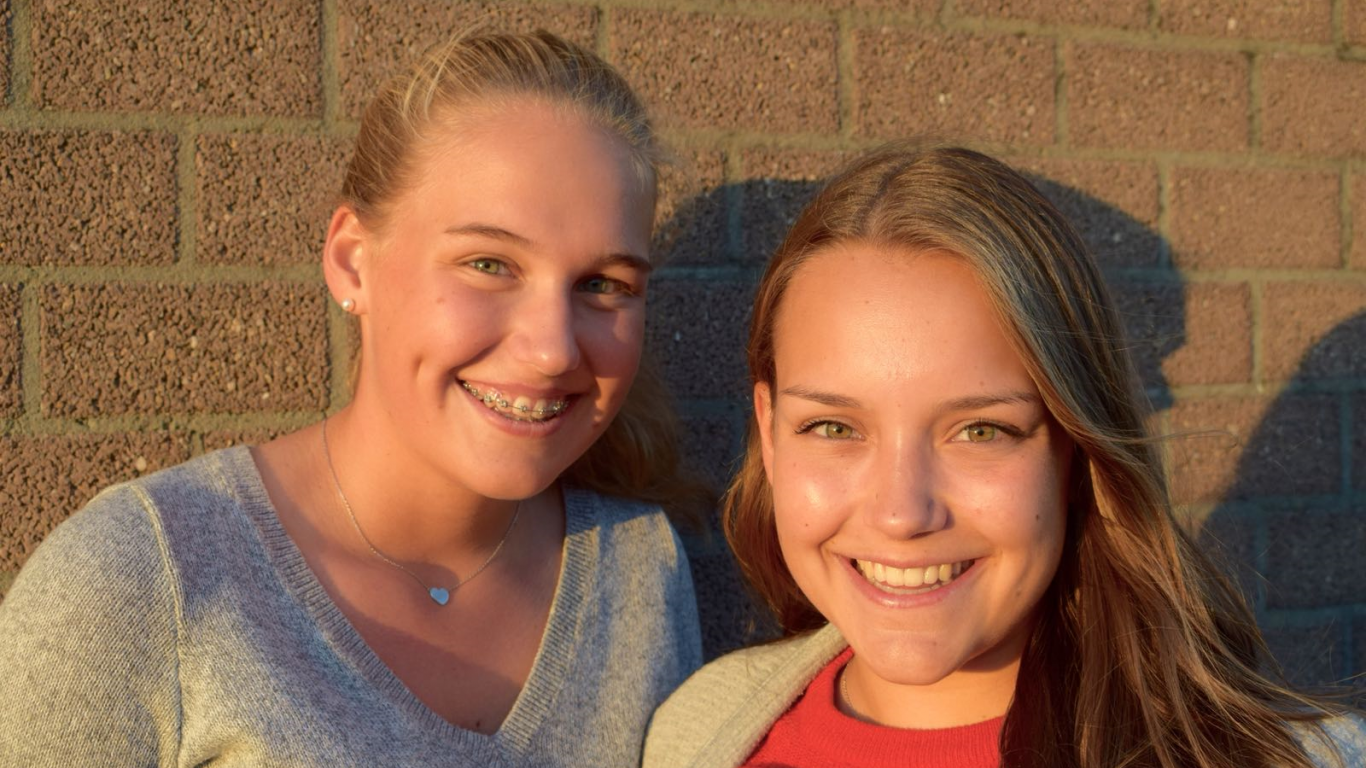 Zusjes Julia (18) en Romy (17) Vermeer: Fluitend naar de top | KNVB