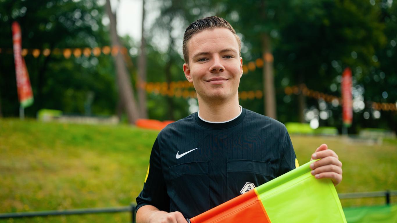 Assistent-scheidsrechter Noah Bonten: 'Je bent onderdeel van een team ...