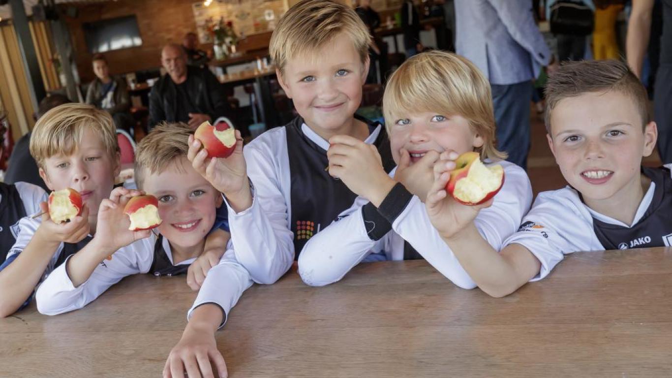 Bruin fruit én bananen: hoe Groen Wit ’62 de kantine gezonder en ...