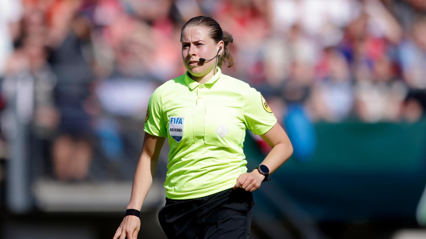Lizzy van der Helm fluit voor het eerst duel in Champions League | KNVB