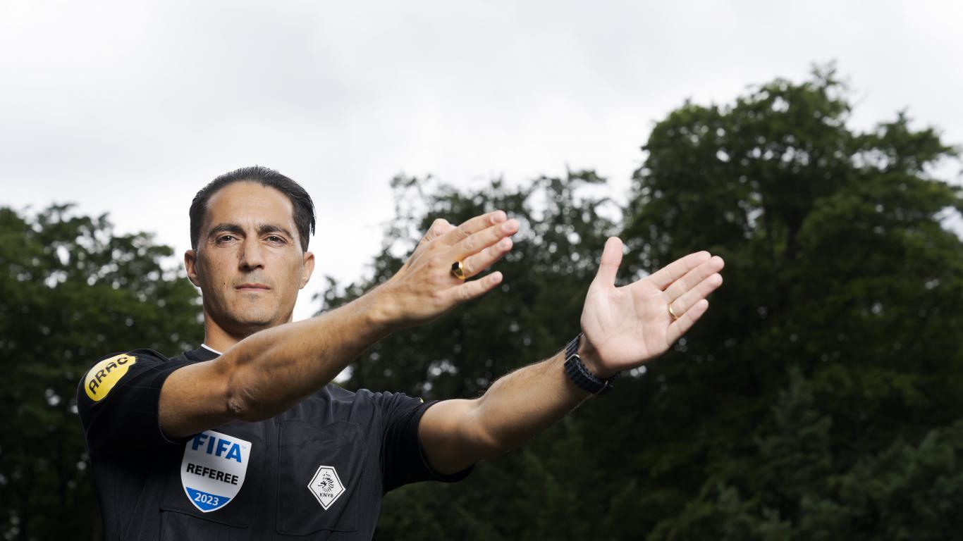 Serdar Gözübüyük heeft de leiding over topper PSV - Ajax | KNVB