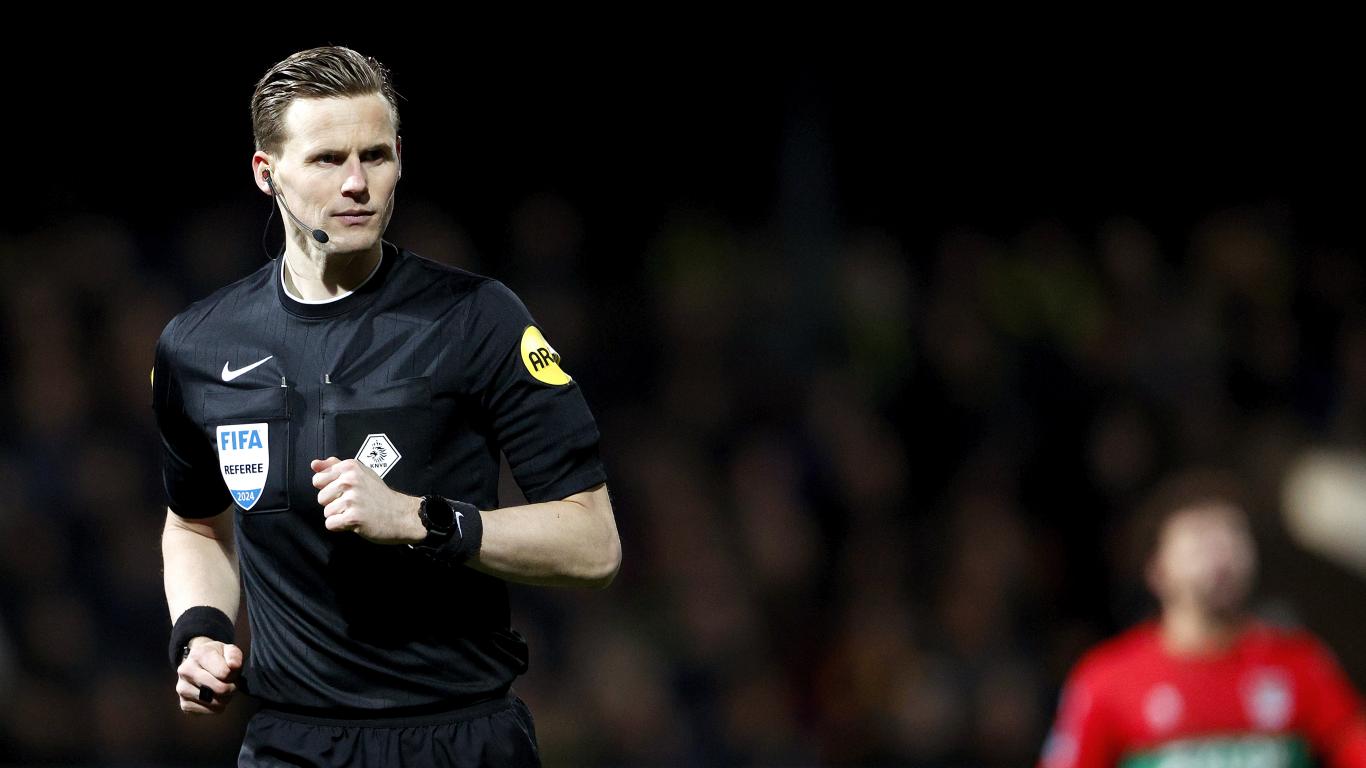 Van der Eijk fluit Shaktar Donetsk - Lech Poznan in de Conference ...