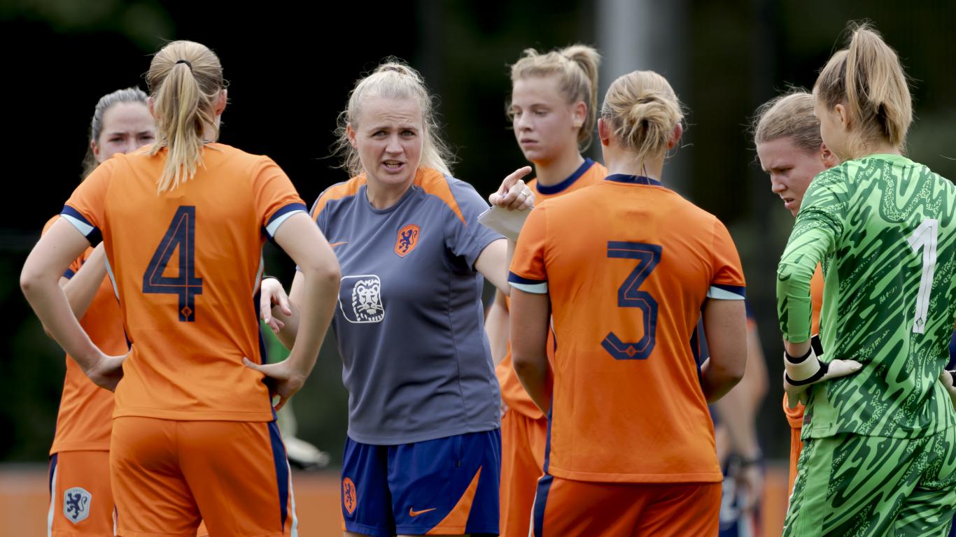 Veertien deelnemers aan de start bij opleiding voetbalcoach 5 | KNVB