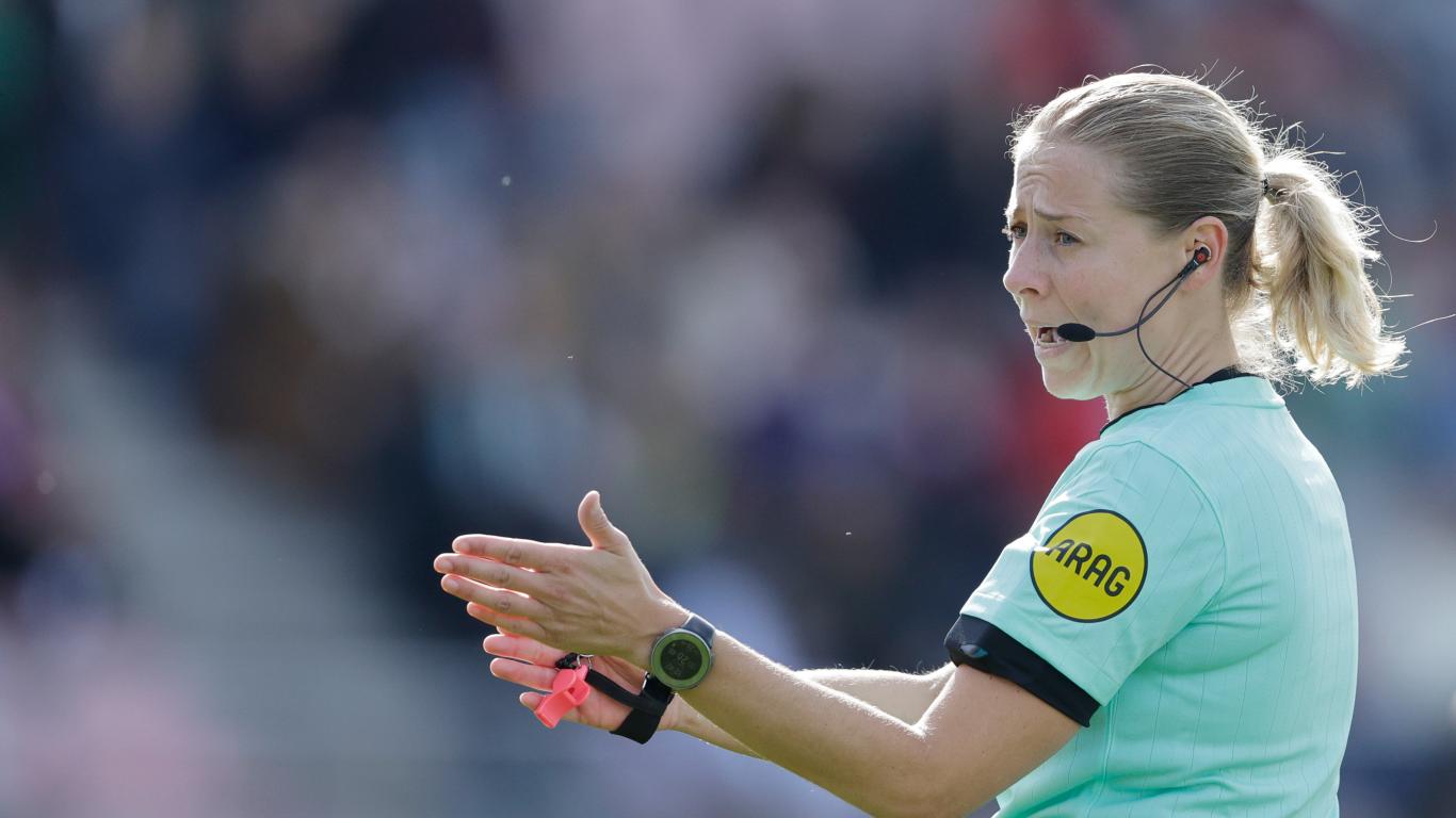 Lizzy van der Helm fluit vriendschappelijk duel Frankrijk - Jamaica (v ...