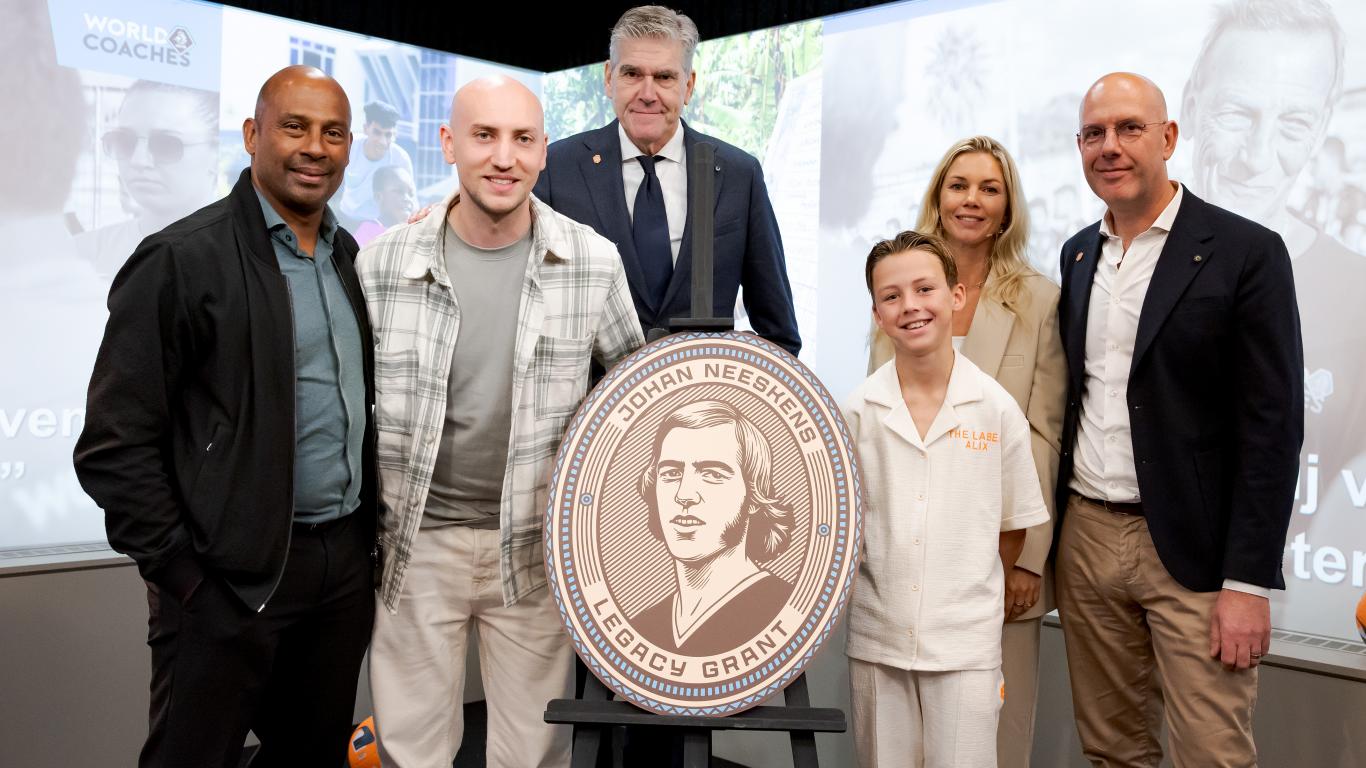 KNVB WorldCoaches eert Johan Neeskens tijdens jubileumbijeenkomst | KNVB