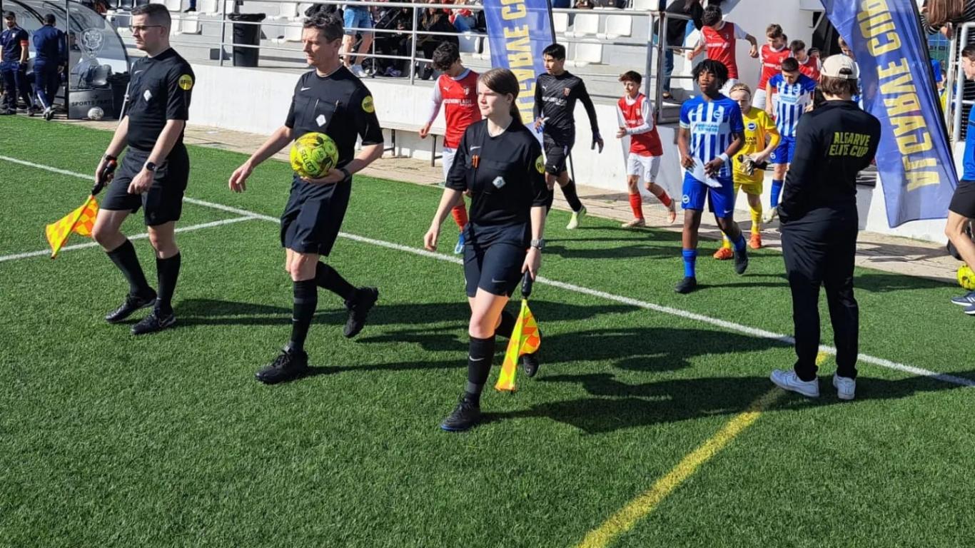 Cindy Scholthof: 'Als assistent-scheidsrechter stap je op hoog niveau ...