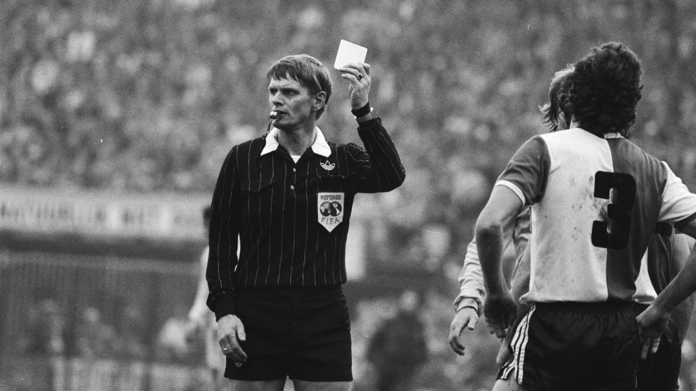 Voormalig scheidsrechter Egbert Mulder (80) overleden | KNVB