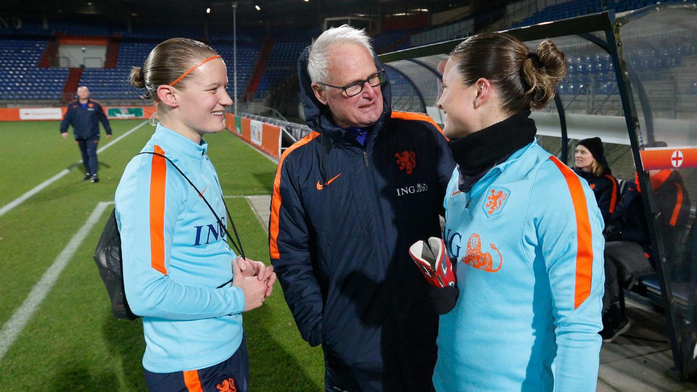 Foppe de Haan geniet bij de Oranjevrouwen | KNVB