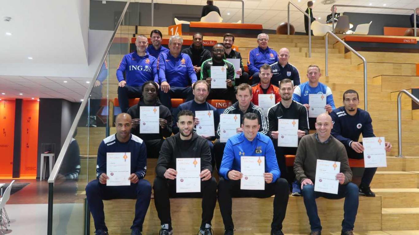 22 (Ex-)contractspelers behalen diploma opleiding UEFA C | KNVB