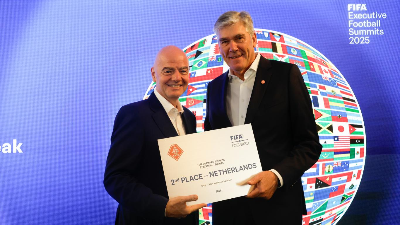 Opnieuw erkenning voor Rinus: zilveren FIFA Forward Award | KNVB