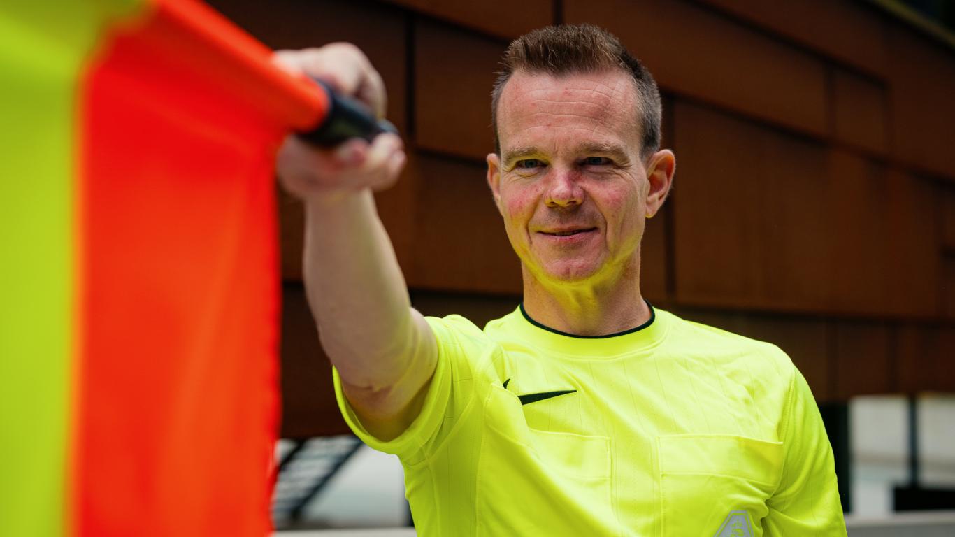 Assistent-scheidsrechter Chieljan Veen: 'Ik geniet enorm bij de ...