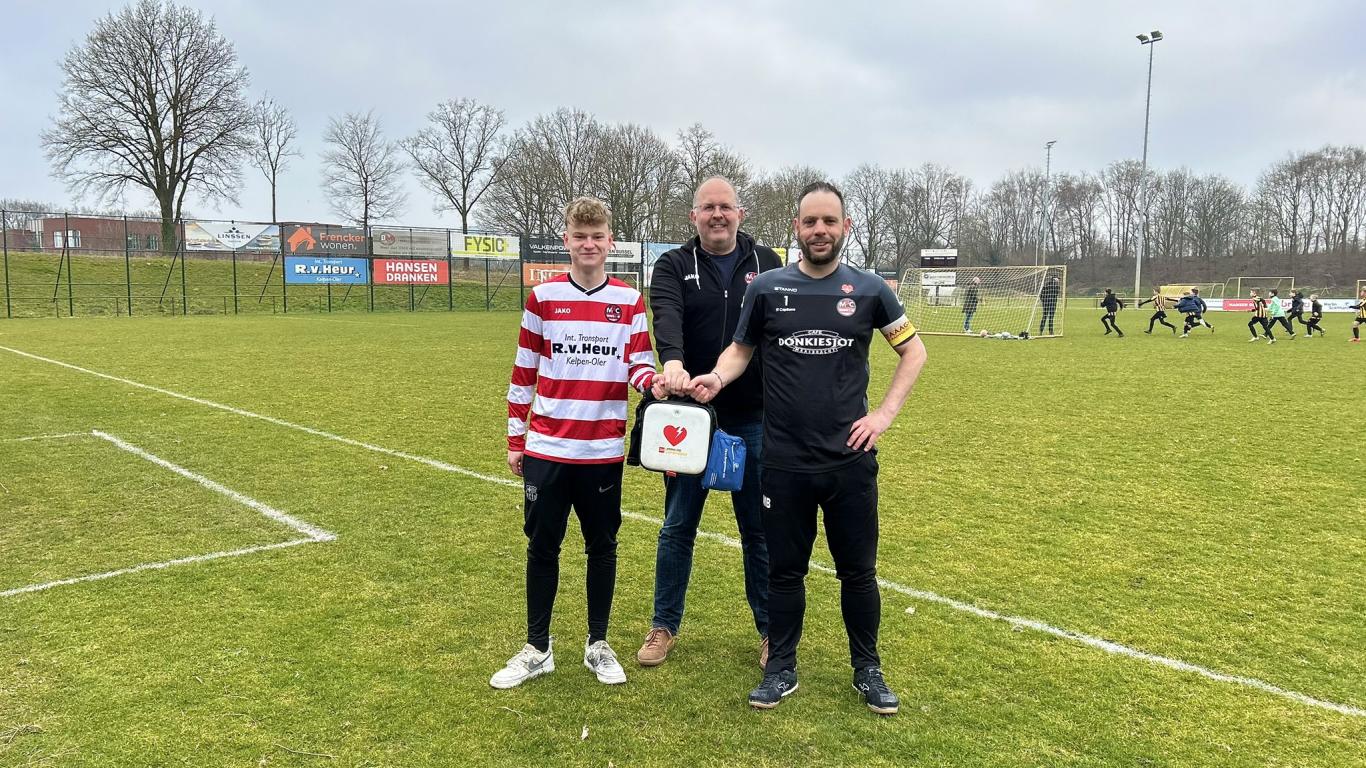 2 Spelers MBC’13 kregen hartstilstand: ‘1 AED op terrein is niet voldoende’ | KNVB