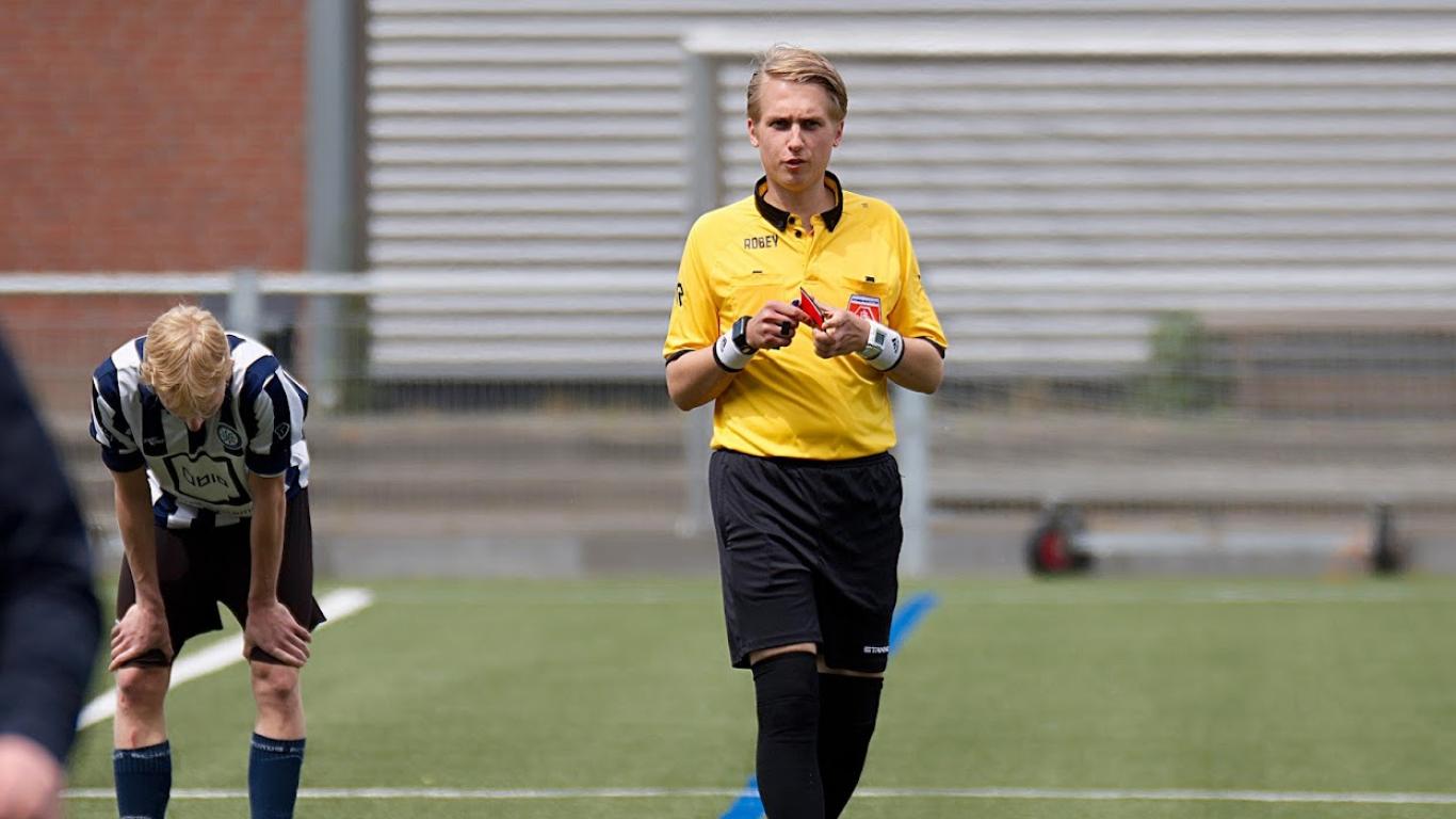 Jurian van der Tol fluit in de zaal en op het veld | KNVB