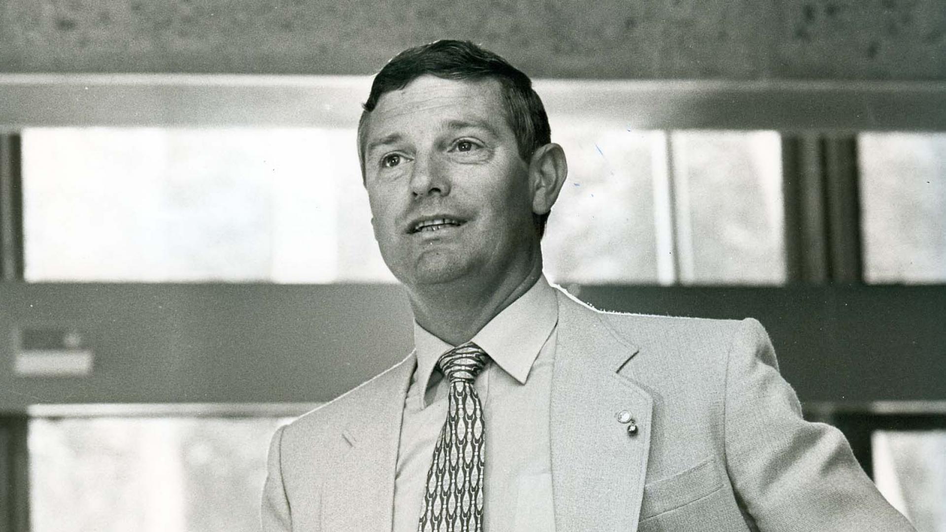 Voormalig toparbiter Charles Corver overleden | KNVB