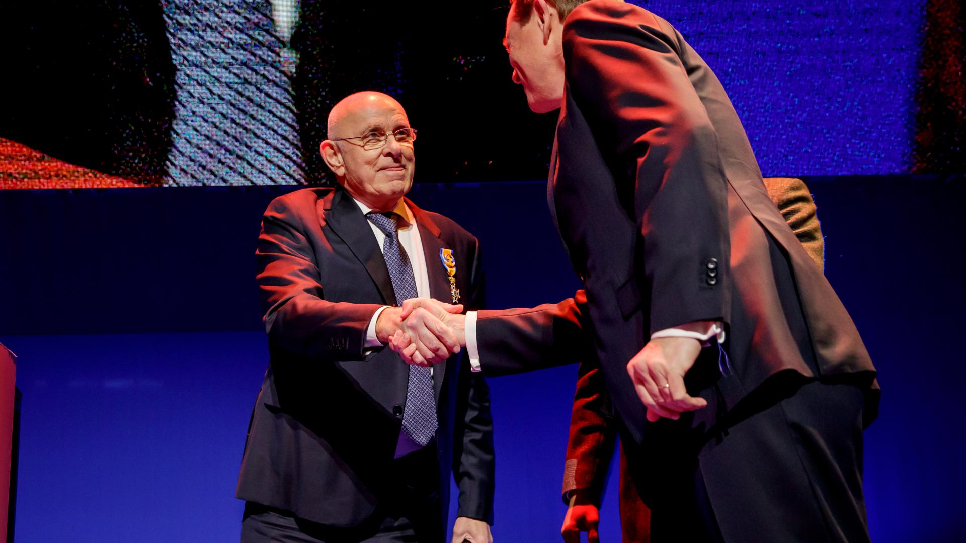 Bijzondere onderscheidingen bij afscheid Michael van Praag | KNVB