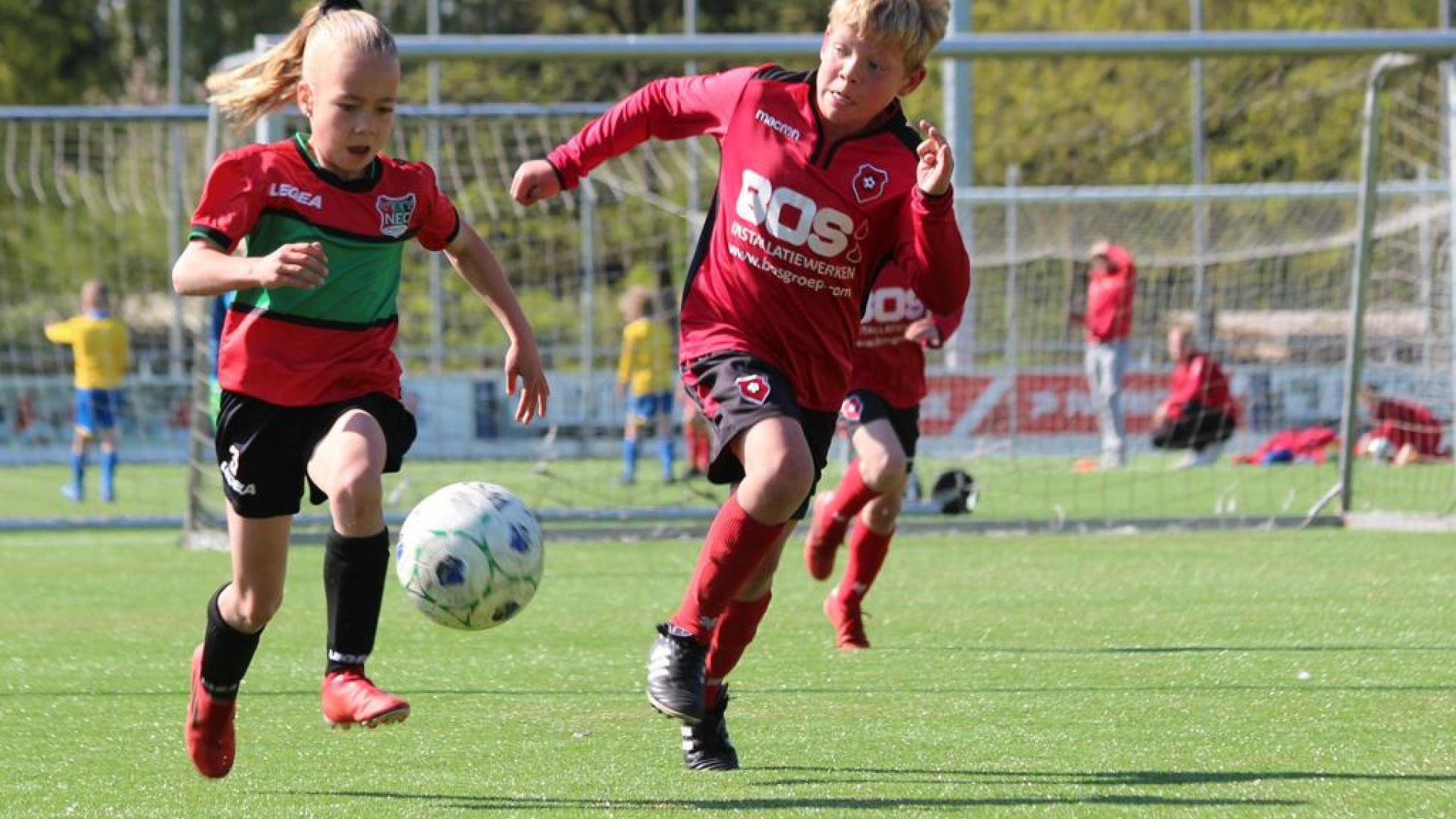 Gemengd voetbal bij BVO’s: "Jongens en meiden kunnen elkaar beter maken, op elk niveau” | KNVB