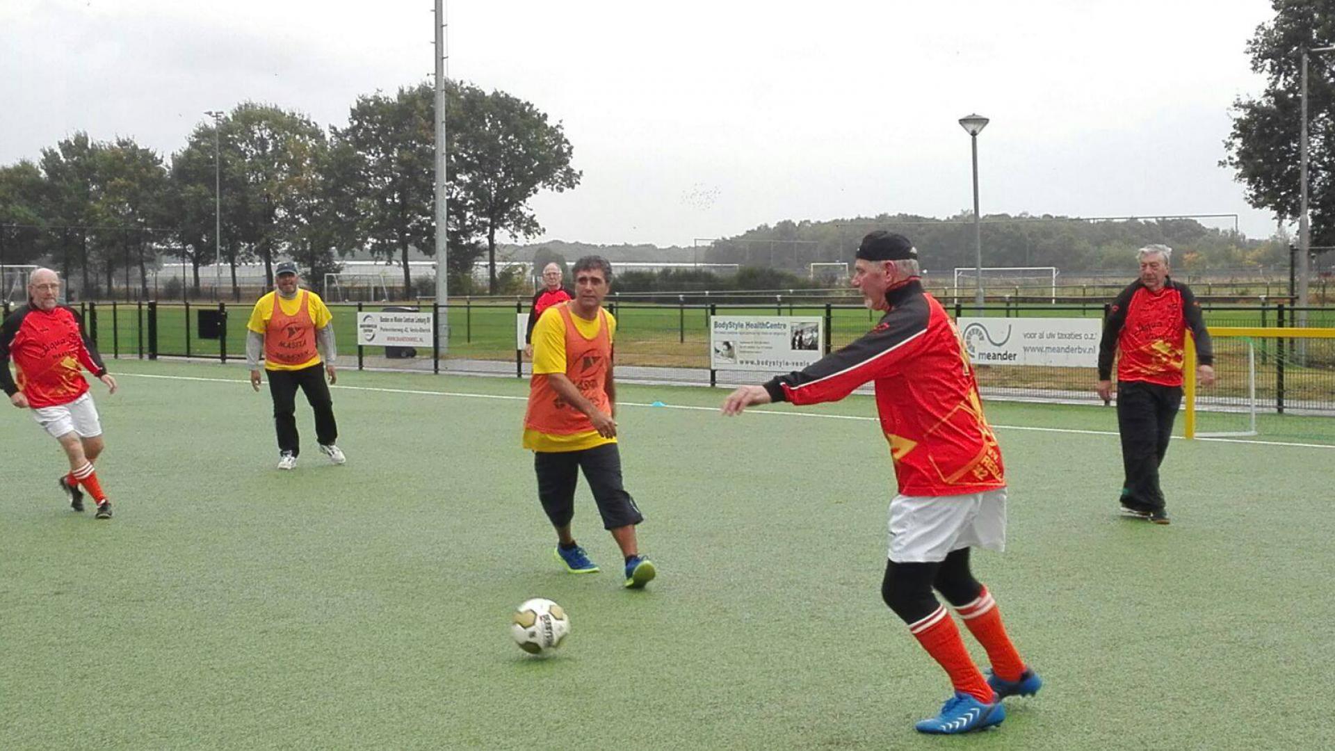 Walking Footballers willen van geen stoppen weten | KNVB