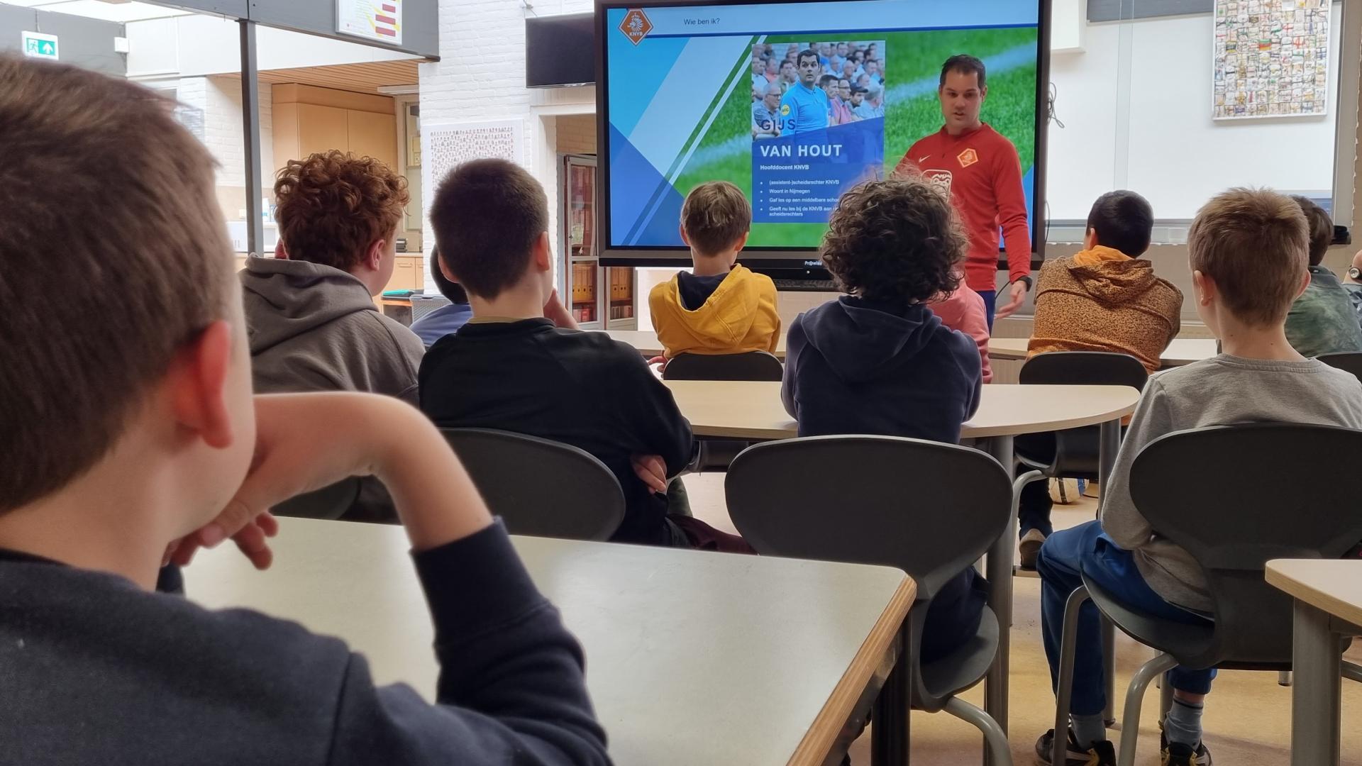 30 leerlingen Sint Nicolaasschool krijgen arbitrageles om hun eigen pauzewedstrijden te fluiten ...
