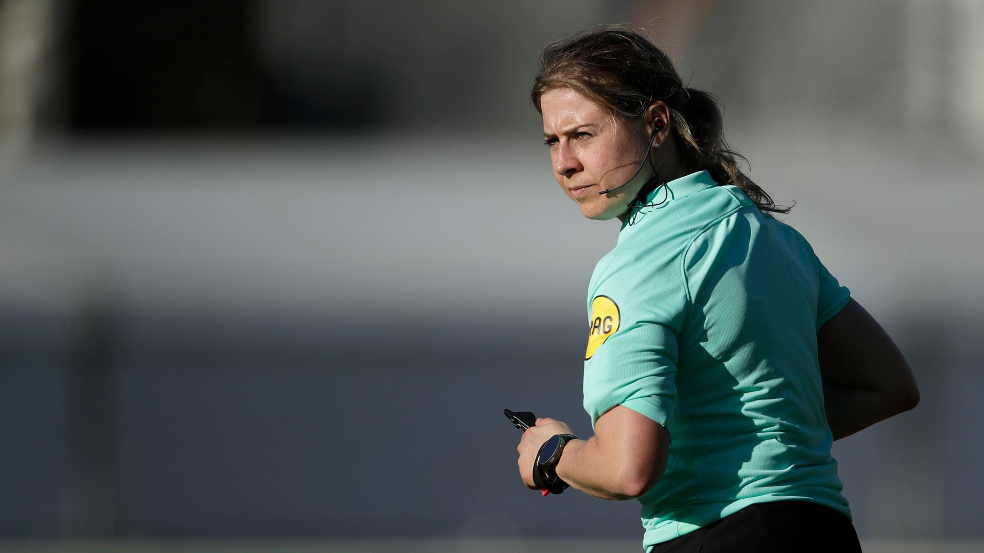 Lizzy van der Helm aangesteld als vierde official bij Arnold Clark Cup ...