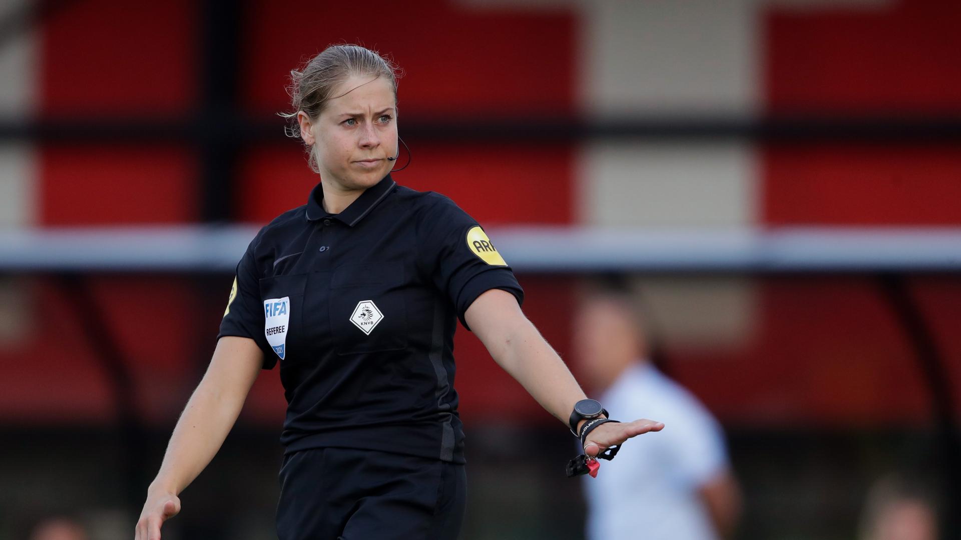 Lizzy van der Helm fluit Slowakije - Georgië | KNVB