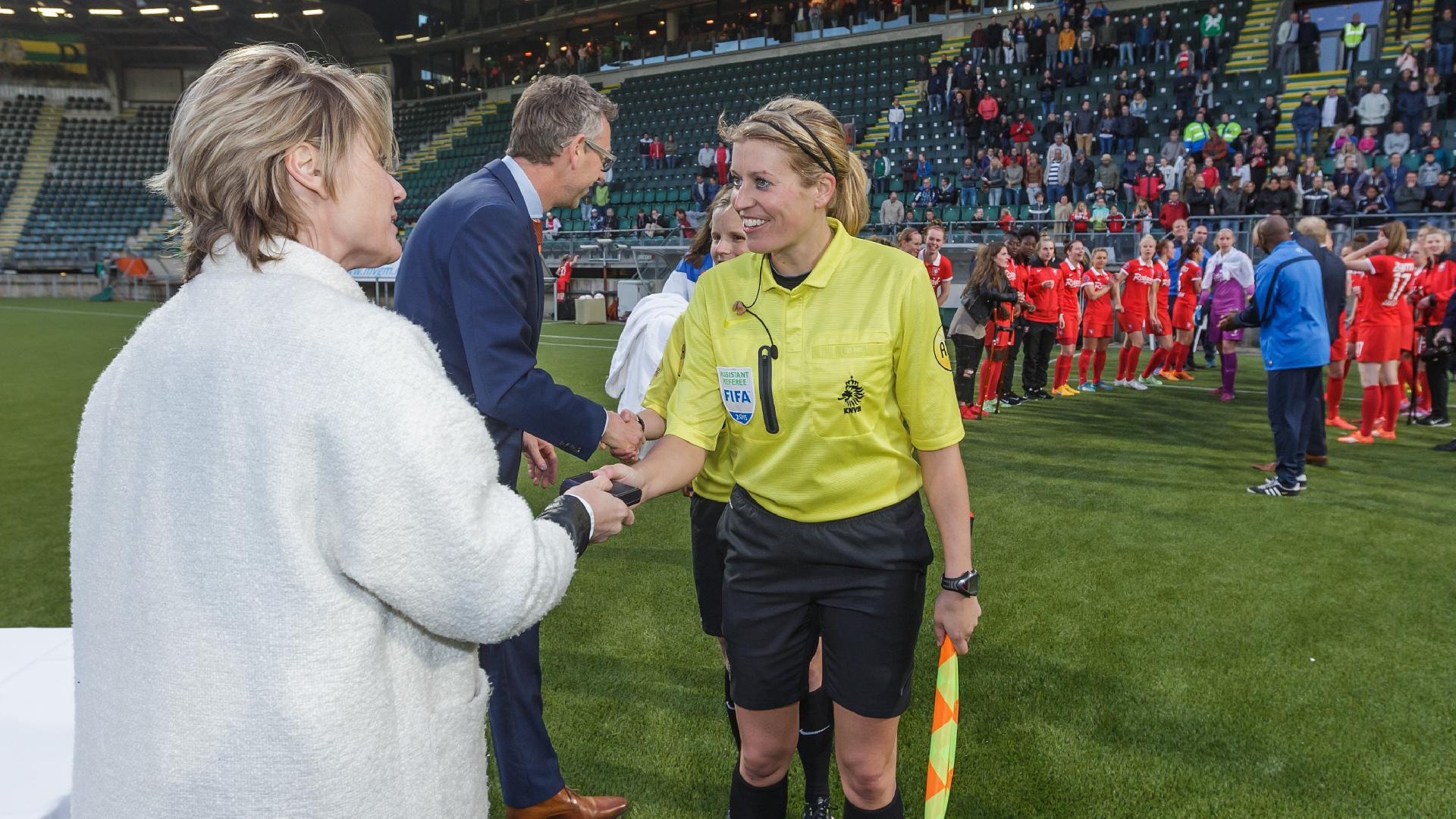 Bakker assistent-scheidsrechter bij Manchester City - Lyon | KNVB