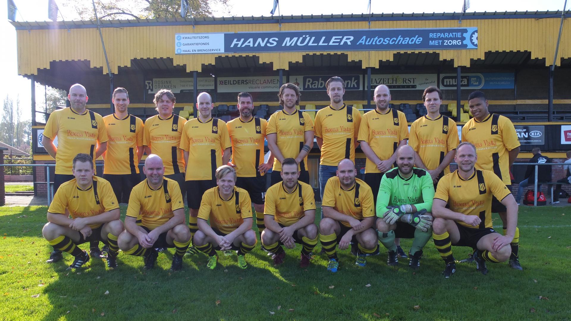 Rijssen Vooruit 3: volleyballers op het voetbalveld | KNVB