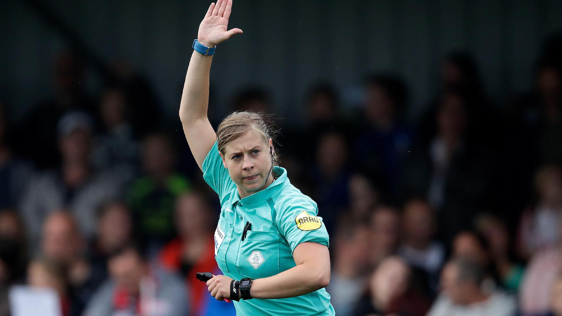 Lizzy van der Helm fluit WK-kwalificatieduel Faeröer - Duitsland | KNVB