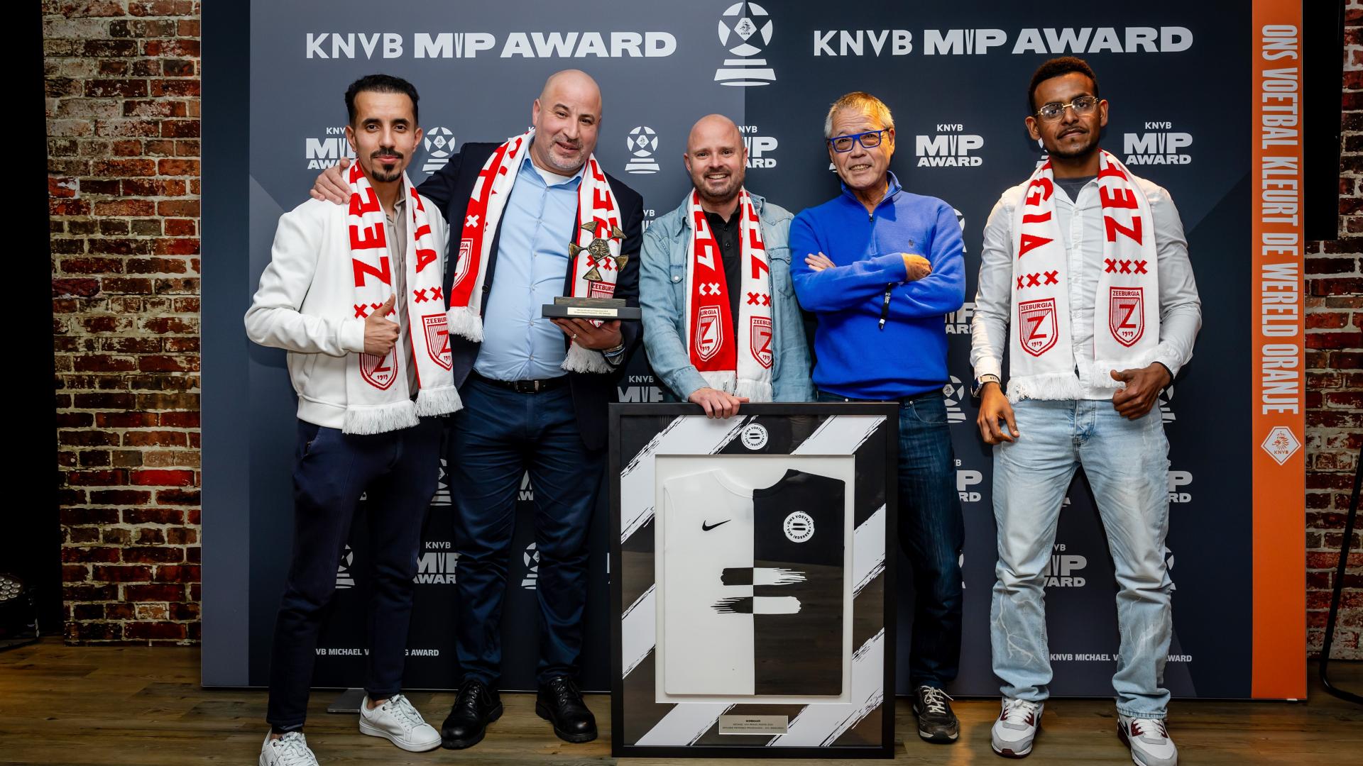 Refugee Referees wint MVP award voor diversiteit en inclusie | KNVB