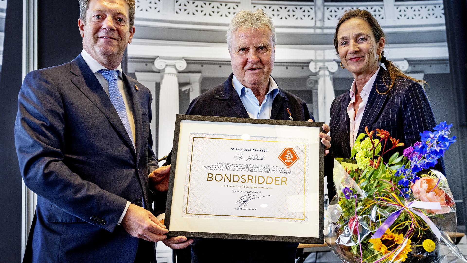 Guus Hiddink verrast met hoge onderscheiding van de KNVB | KNVB