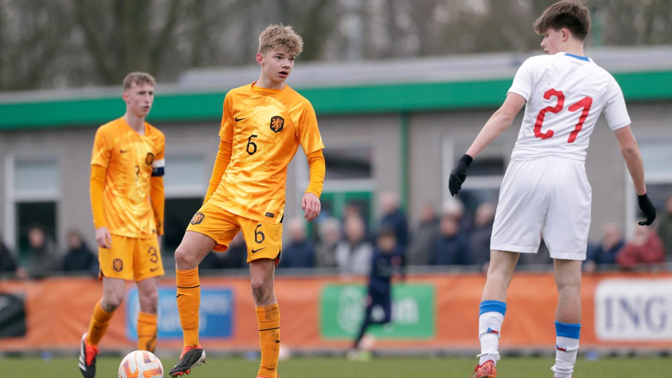 Goed spelend Onder 16 (m) in extremis onderuit tegen Engeland | OnsOranje