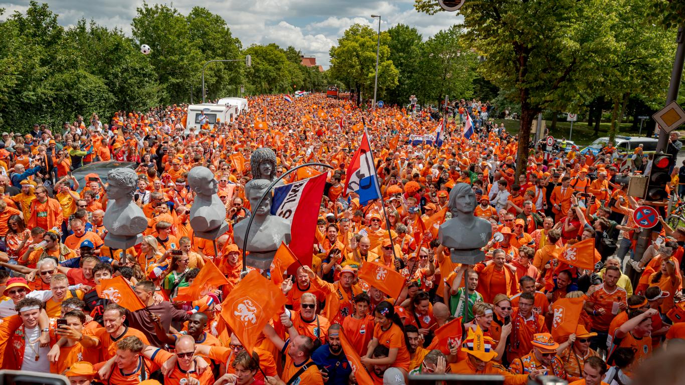 Iconic Orange Fanwalk through downtown Kansas City | OnsOranje