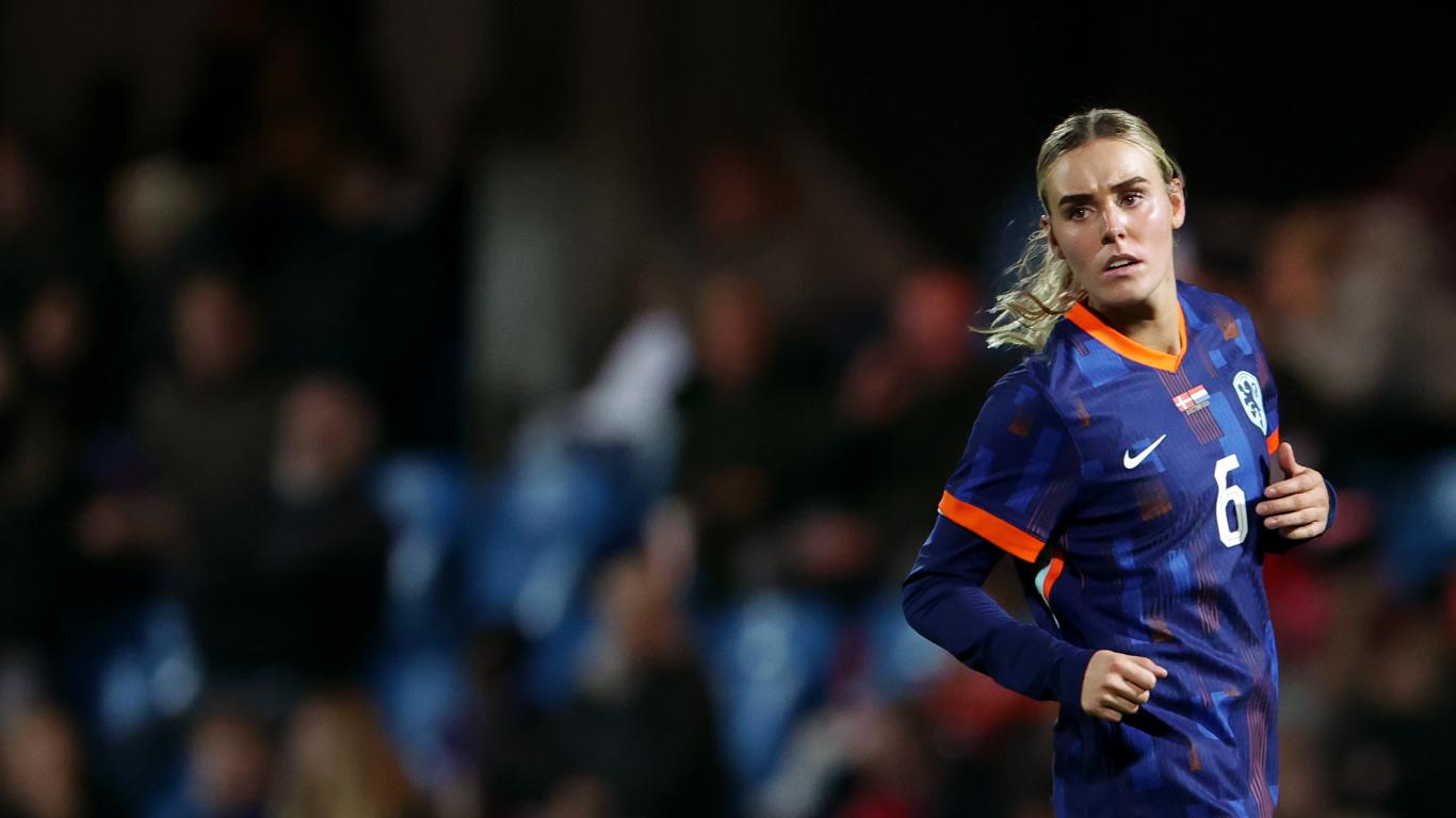 Jill Roord meldt zich als 19e speelster in de Club van 100 van Oranje ...