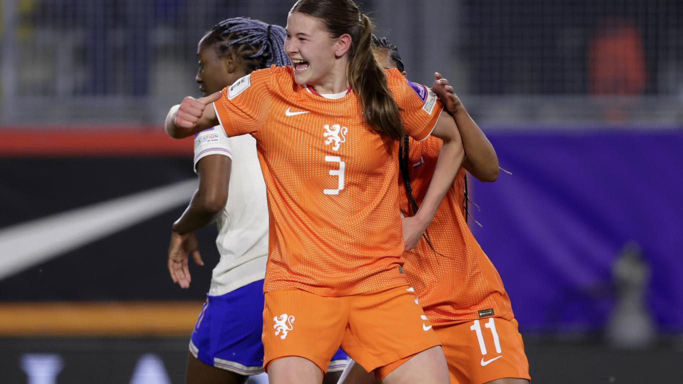 Van Asten debuteert met goal tegen Frankrijk: 'Ik ga alles terugkijken ...