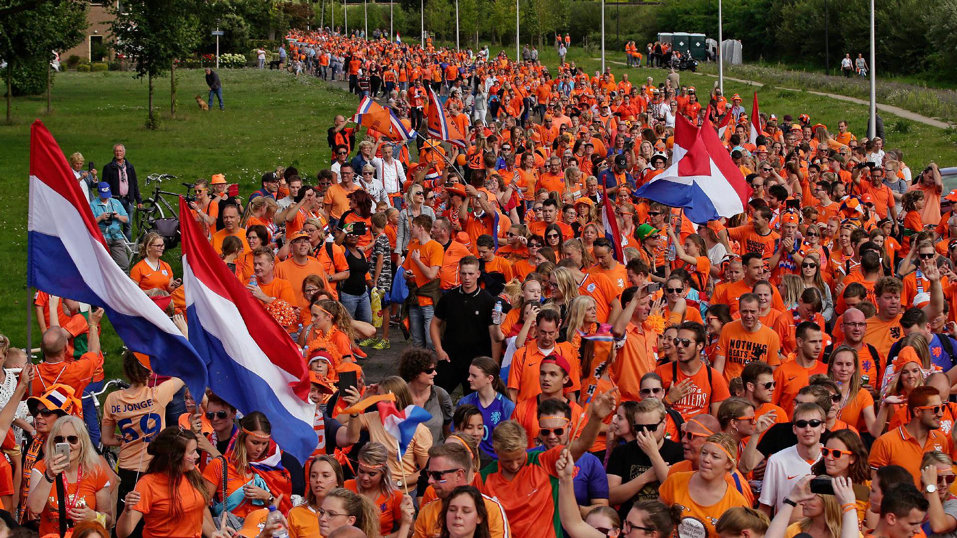 Zondag Oranje Fanzone en Oranjeparade in Enschede | OnsOranje