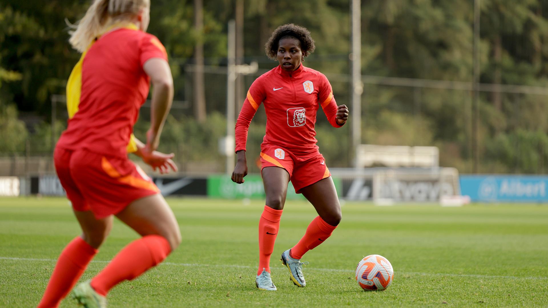 Lineth Beerensteyn verlaat trainingskamp OranjeLeeuwinnen | OnsOranje