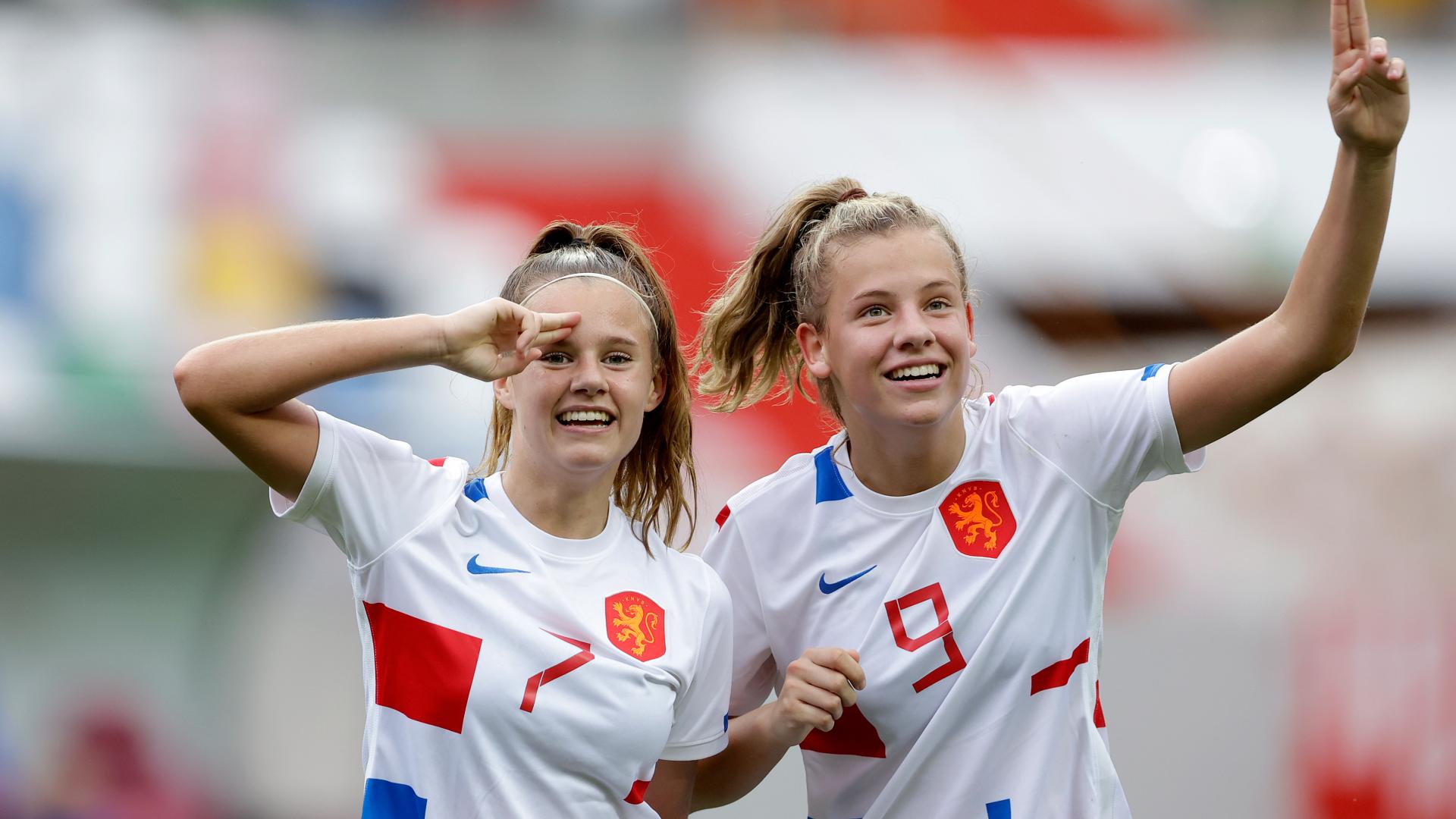 Onder 17 stuurt Portugal van het kastje naar de muur en is ...