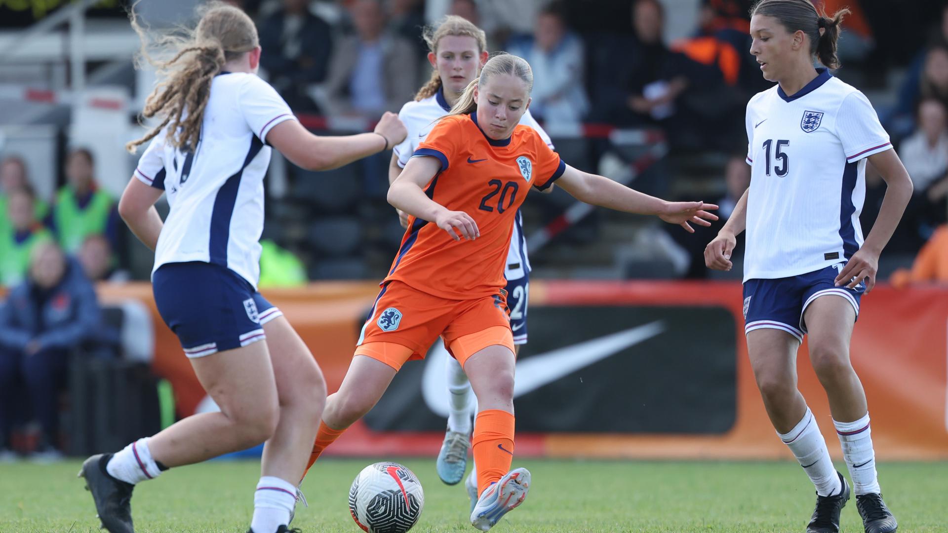 Onder 15 (v) boekt knappe zege op Engeland | OnsOranje
