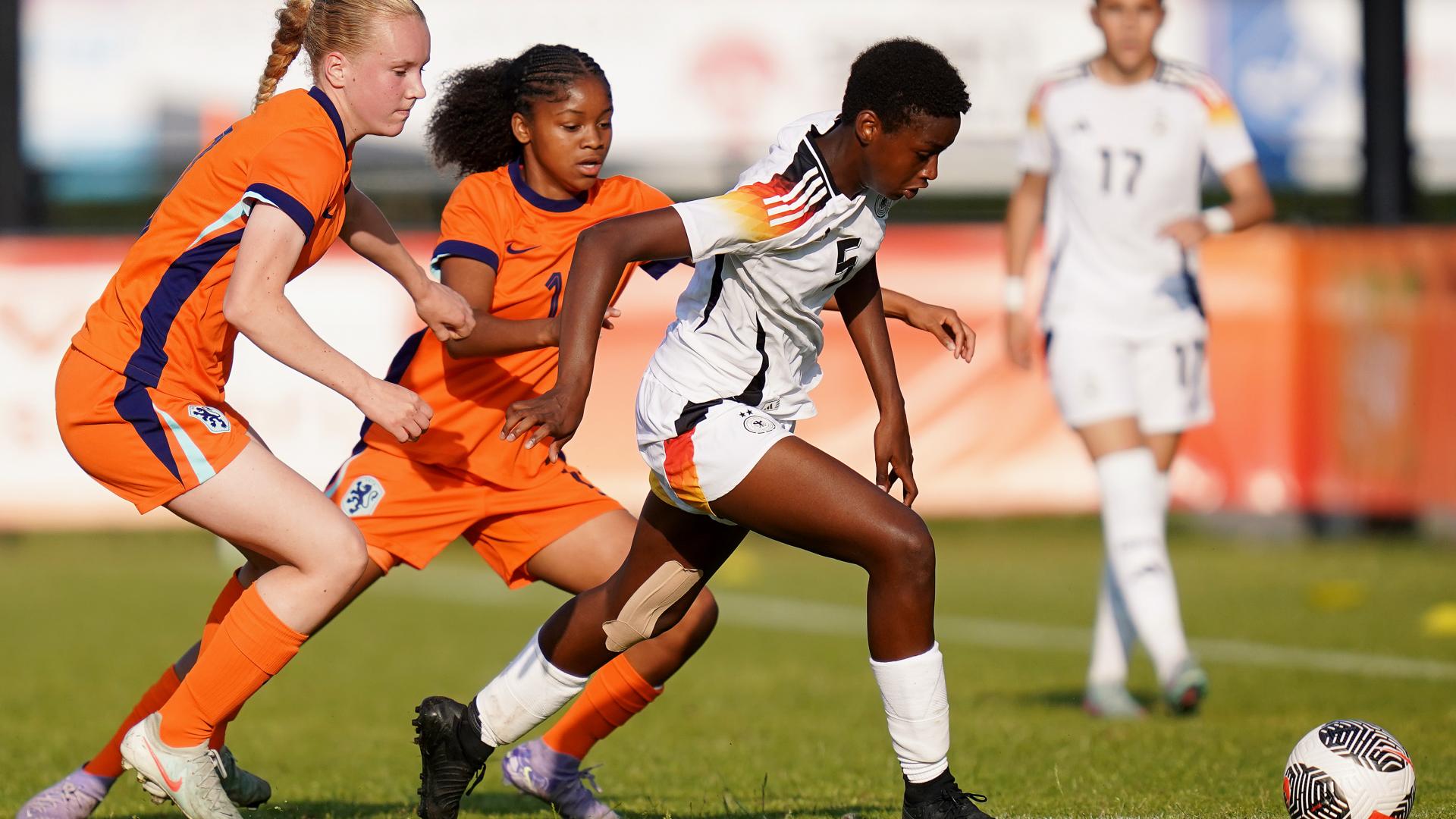 Oranje onder 16 (v) verzuimt in burenstrijd met Duitsland de kansen af ...